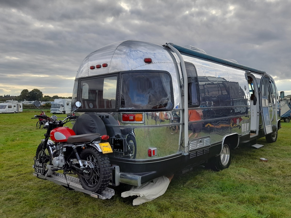 Adventure Overland Show bus – World Wide Walkies